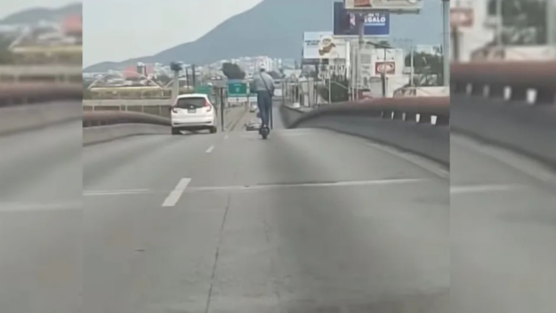 VIDEO: Captan atrevido hombre conduciendo en "motopatín"