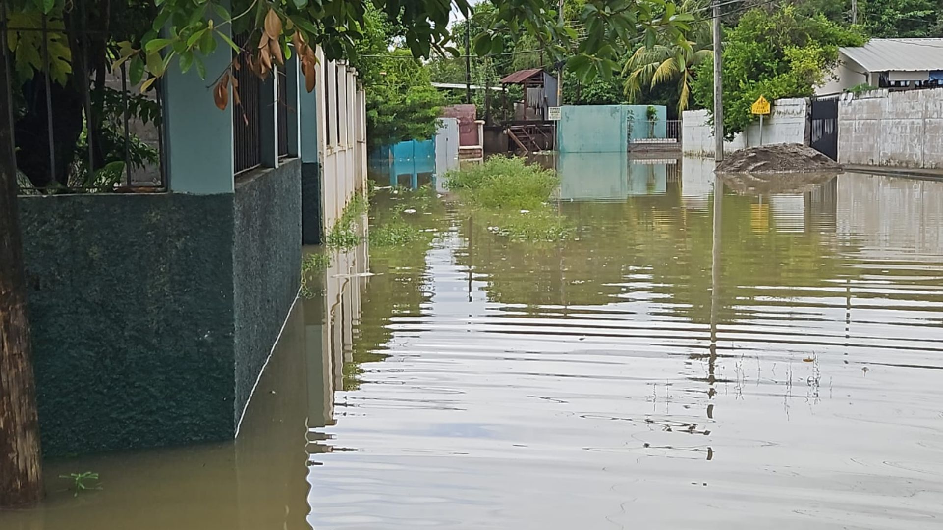 Río Úlua se desborda en Progreso tras paso de Sara por Honduras
